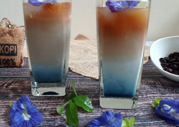 Resep Mudah Es Kopi Susu Bunga Telang Ala Cafe yang Segar Banget ...